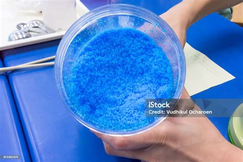 손 들고 파란색의 화학 구리 황산 염 Pentahydrate 주니어 과학 실험실 테스트 및 준비에 대 한 블루 테이블에 대해 비 커 0명에 대한 스톡 사진 및 기타 이미지