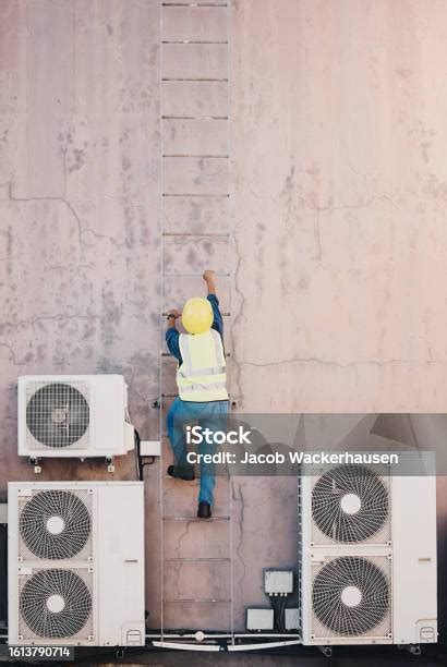 에어컨 유지 보수 건설 또는 현장 검사를 위한 기술자 사다리 및 실외 벽 Ac 수리 점검 및 분석 또는 Hvac 서비스를 위한 엔지니어링 인력 등반 및 안전 헬멧 공기조화에