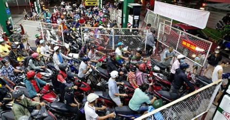 Nửa đêm người dân TP HCM ùn ùn đi đổ xăng chen nhau từng chút Tuổi Trẻ Online