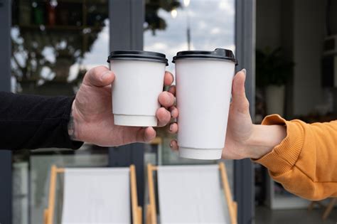 두 개의 골판지 컵이 손에 들려 있습니다 음료에 대한 로고 템플릿 테이크 아웃 2명에 대한 스톡 사진 및 기타 이미지 2명 개념 개념과 주제 Istock