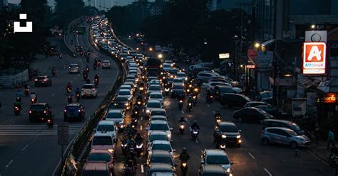 낮 동안 도로에 자동차 사진 Unsplash의 무료 길 이미지