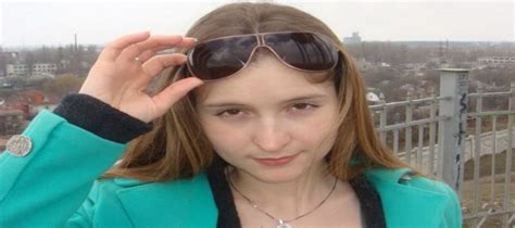 Після смер ті матері Анечку забрав батько якого вона ніколи не бачила