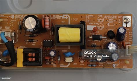 무선 엔지니어링 장치의 보드에는 트랜지스터 커패시터 저항 다이오드 변압기 초크 및 기타 무선 요소가 설치된 상태로 표시됩니다 0명에 대한 스톡 사진 및 기타 이미지 Istock