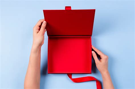 리본으로 빈 빨간색 우아한 고급 상자를 여는 여성 손 밝은 파란색 배경에 모형 선물 선물 상자 위쪽 보기 손에 대한 스톡 사진 및 기타 이미지 Istock
