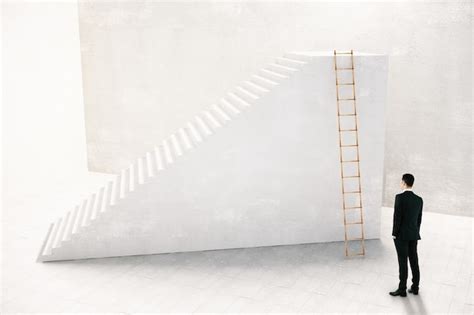 계단 3d 렌더링으로 목표를 달성하기 위해 어떤 길을 가야하는지 생각하는 사업가 프리미엄 사진