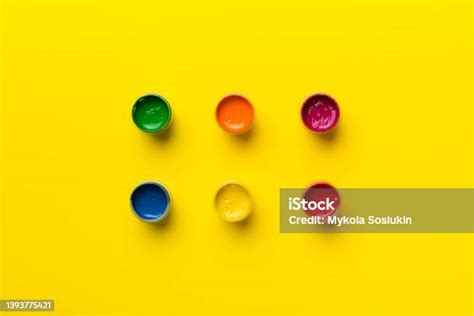 색깔의 배경에 다른 색상의 구아슈항아리 취미 회화 빈 공간이 있는 상단 뷰입니다 창의성을 위한 직장 가정 교육 컨셉 드로잉 0명에 대한 스톡 사진 및 기타 이미지 Istock