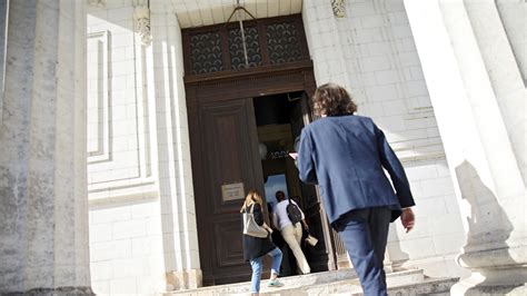 Blois Il Violente Sa Compagne Sur Les Rails De La Gare