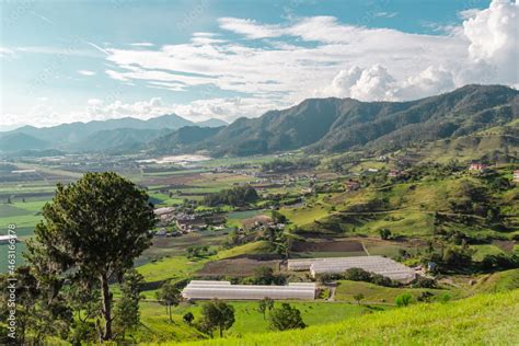 Vista Panorámica Desde El Valle De Constanza Rodeado De Montañas El