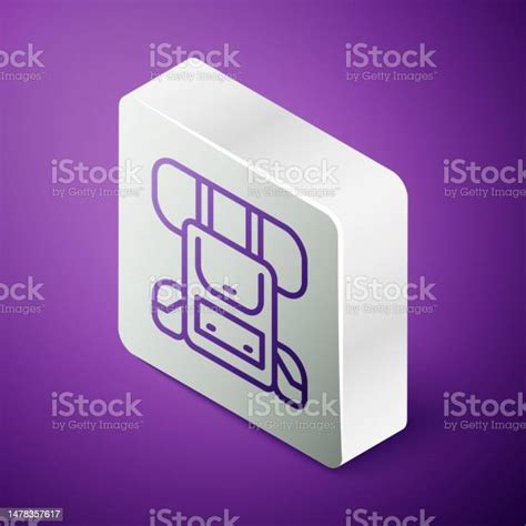 보라색 배경에 격리 된 등색 라인 하이킹 배낭 아이콘 캠핑과 산을 탐험 하는 배낭 실버 스퀘어 버튼 벡터 3차원 형태에 대한