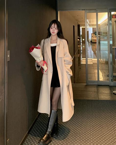 주블러핏 Blurfit 벨벳 원단으로 겨울과 잘 어울리는 숏팬츠에요🤍 지퍼로 바디라인을 깔끔하게 잡아주고 엉밑살 노출 없는 딱 좋은 길이감입니다 벨벳 집업과 세트로