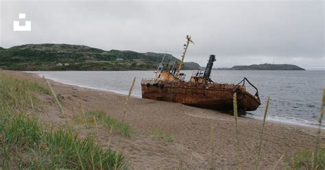 낮에는 흰 구름 아래 바다에 떠 있는 갈색과 흰색 배 사진 Unsplash의 무료 회색 이미지