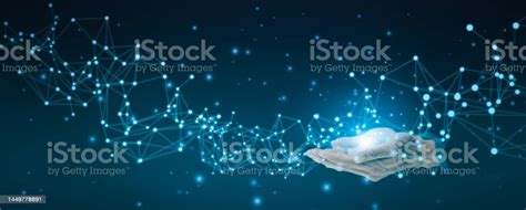 그래프 스크린에 사업가 터치 스크린 미디어 화면의 아이콘 커뮤니케이션 및 마케팅 개념과 기술 프로세스 시스템 비즈니스 팀 성공 Hr 인간 비즈니스 돈 성공 가상현실에 대한