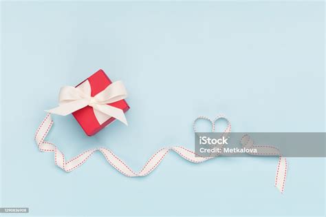 발렌타인 데이 카드 파란색 배경에 하트 모양의 리본과 빨간색 선물 상자 발렌타인 데이 개념 행복한 발렌타인 데이 2월에 대한 스톡 사진 및 기타 이미지 Istock