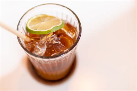 Es Kopi Hitam Madu Dengan Air Jeruk Nipis Dan Irisan Jeruk Nipis Menu