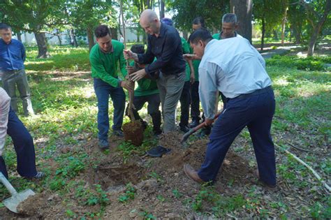 ឯកឧត្តម សាយ សំអាល់ និងឯកអគ្គរដ្ឋទូតបារាំង អញ្ជើញដាំដើមកូនឈើ