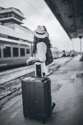 배낭과 큰 검은 가방 소녀 관광 플랫폼과 기차에 대 한 대기에 서 관광에 대한 스톡 사진 및 기타 이미지 관광 관광객 기차 Istock