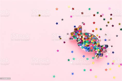 파스텔 핑크 배경의 쿠키 형태와 다채로운 색종이로 만든 축제 창조적 인 구성 최소한의 개념 형판에 대한 스톡 사진 및 기타 이미지 Istock
