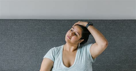 라틴 소녀 플러스 사이즈 편안한 목 라틴 아메리카에서 침대에 앉아 플러스 사이즈 여자 사진 Unsplash의 멕시코 이미지