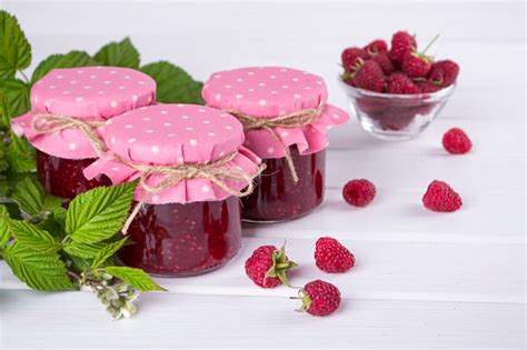 유리 용기 신선한 익은 라스베리와 그린에 라즈베리 잼 잎에 흰색 나무 배경 0명에 대한 스톡 사진 및 기타 이미지 0명 건강한 식생활 계절 Istock