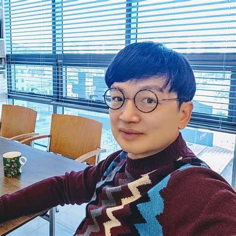 저 석달만 지나면 환갑인데요 10대20대30대40대50대 어느 시절로 돌아가라 해도 싫어요 전혀 부럽지도 않아요 더 잘해낼 자신도 없고요 지금의 여유와 경륜이