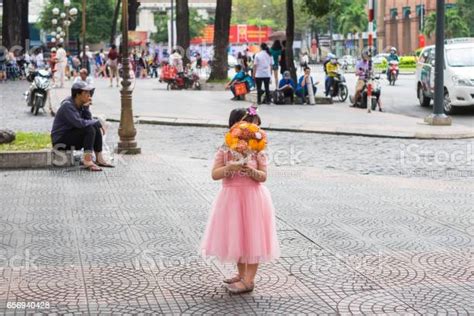 그녀의 엄마와 포트를 준비 하는 그녀의 손에 꽃으로 서 작은 소녀 꽃 식물에 대한 스톡 사진 및 기타 이미지 꽃 식물 베트남 소녀 Istock