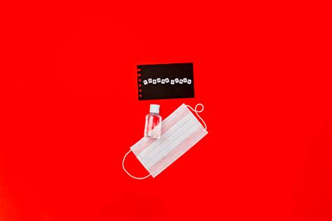 코로노 바이러스 마스크 손 방부제 젤 빨간색 배경에 텍스트가있는 접시 세계 전염병 및 질병 개념 빨간색과 흰색 배경과 텍스트를