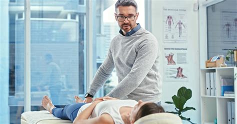 성숙한 척추 지압사 서 서 상담 하는 동안 그의 환자를 검사의 샷 25 29세에 대한 스톡 사진 및 기타 이미지 25 29세 2명 40 44세 Istock