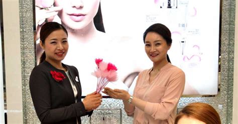 포토 랑콤 세계 여성의 날 장미꽃 받아가세요 5