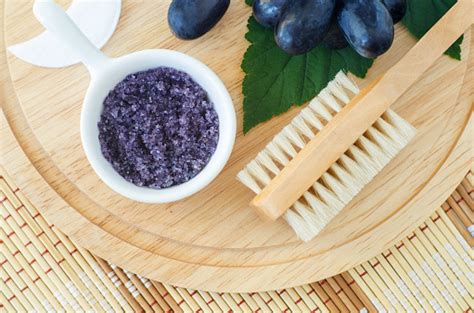 수제 포도와 설탕 바디 스크럽 천연 미용 트리트먼트 및 스파 레시피가있는 작은 흰색 그릇 맨 위 보기입니다 사리염에 대한 스톡 사진 및 기타 이미지 Istock