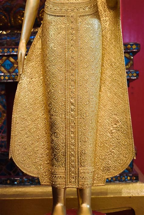 การสร้างพระพุทธรูปจีวรลายดอกพิกุลในสมั ศฺรีธมฺมโศกฺกราชฺ