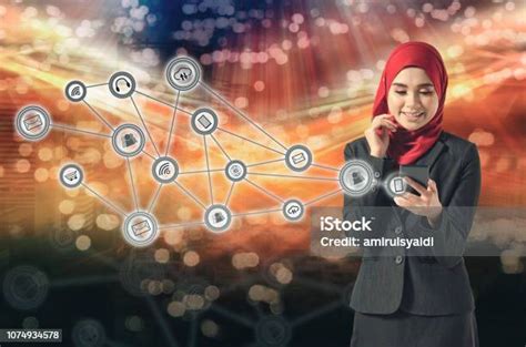 이동 통신의 개념 추상적인 배경 및 기호 태블릿을 들고 젊은 여성 개념에 대한 스톡 사진 및 기타 이미지 개념 디자인 디지털 태블릿 사용하기 Istock