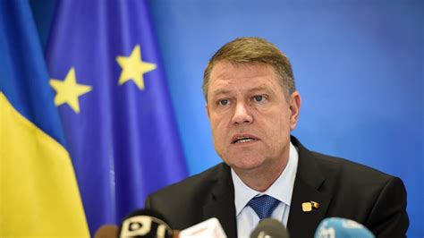 Президент Румунії закликав премєра до відставки через підозру в корупції