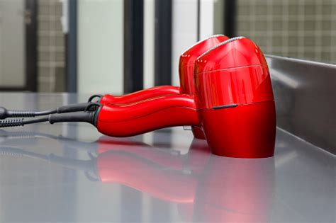 어두운 회색 테이블 표면에 두 명의 빨간 헤어 드라이어 현대 공공 화장실입니다 사이드 뷰입니다 0명에 대한 스톡 사진 및 기타 이미지 Istock