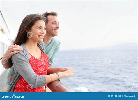 Pares Felices Rom Nticos En Viajar Del Barco De Cruceros Imagen De Archivo Imagen De