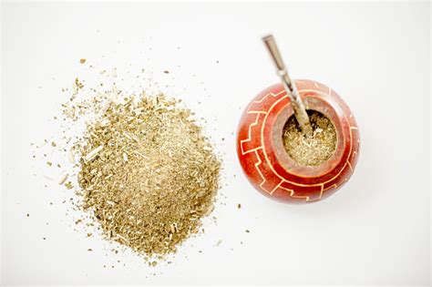 스튜디오 샷 의 전통적인 예르바 마테 차 와 분쇄 된 코카잎 에 A 칼라바시 박 와 봄필라 스틱 스톡 사진 0명에 대한 스톡 사진 및 기타 이미지 Istock