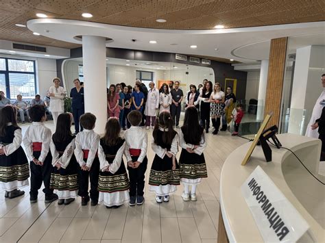 Деца от столична детска градина зарадваха лекари и пациенти от УМБАЛ „Света Екатерина“ за Баба