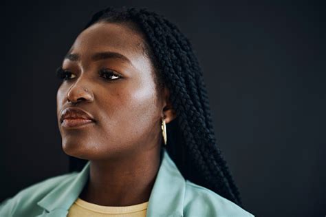 초점 흑인 여성과 의사 결정 아이디어 및 흑인 스튜디오 배경에 대한 생각 생각 아프리카 계 미국인 여성과 경이로움 환상 경력 및