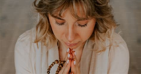 한 여자가 책을 펴고 탁자에 앉아 있다 사진 Unsplash의 회개 이미지