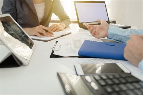 투자 집행 노트북 및 태블릿 금융 회계 투자 회의 사무실 테이블에 계획 금융 그래프 데이터를 논의 Ecofin에 대한 스톡 사진 및 기타 이미지 Istock