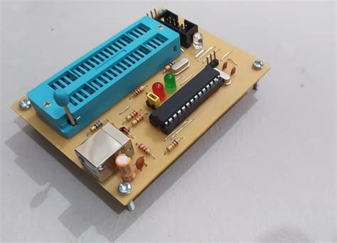 دانلود پروژه پروگرامر Avr به همراه Pcb دانلود Pcb