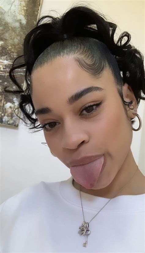 Ella Mai Scrolller
