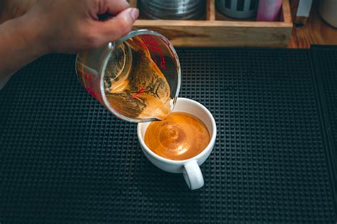 커피숍에서 계량컵에 에스프레소를 붓는 바리스타의 손 커피 음료를 준비하는 에스프레소를 만드는 바리스타의 클로즈업 샷 갈색에 대한 스톡 사진 및 기타 이미지 Istock