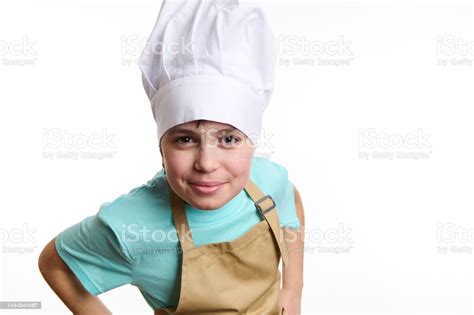 클로즈업 행복한 십 대 소년 요리사 과자 요리사 요리사 모자와 베이지색 앞치마를 입은 제빵사 과자 장수 흰색으로 격리 개념에 대한 스톡 사진 및 기타 이미지 Istock