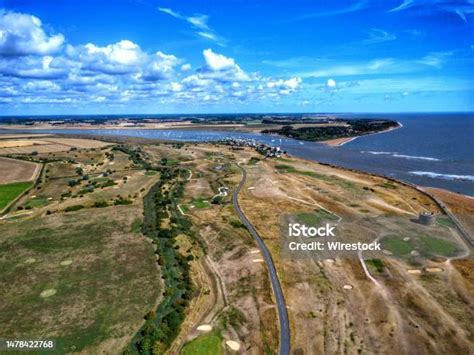 호수 옆 골프 코스의 공중 전망 무성한 푸른 잔디와 모래 벙커 0명에 대한 스톡 사진 및 기타 이미지 0명 경관 경외감 Istock