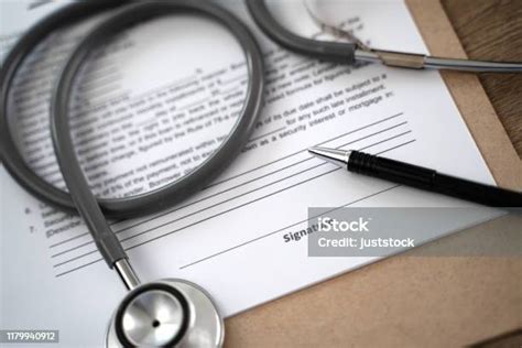 이용 약관 확인 약관 면책 조항 정책 서비스 맨 사용 펜 약관 계약 또는 문서 0명에 대한 스톡 사진 및 기타 이미지 0명 개념 Istock