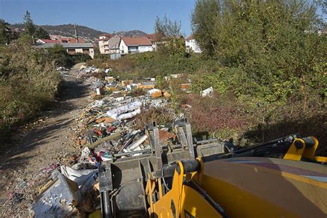 Струмички „Комуналец“ чистеше депонија на улицата „Антон Панов“ ТВ