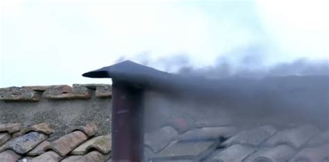 Нема нов папа ни по второто гласање на конклавата од Сикстинската капела излезе црн чад