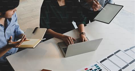 그래픽 디자인 팀이 함께 작업하고 스마트폰의 새로운 기능에 대해 브레인스토밍하는 상위 뷰 이미지입니다 협업공동 작업자회의함께 일하는 개념 사진 Unsplash의