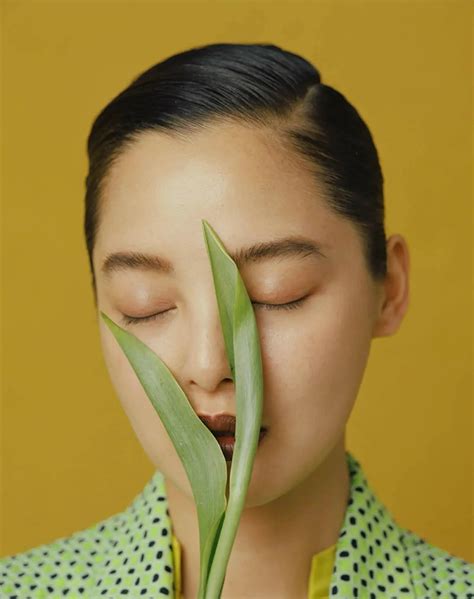 Leslie Zhang เป็นช่างภาพที่มีชื่อเสียงในวงการแฟชั่น ผลงานการถ่ายภาพพอร์ตเทรตของเขามีเอกลักษณ์ที่