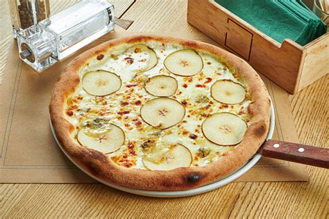 화이트 소스 배 고르곤졸라 치즈를 곁들인 구운 피자를 나무 배경에 바삭바삭한 식욕을 돋웁니다 레스토랑 테이블 설정 레스토랑에 대한 스톡 사진 및 기타 이미지 Istock